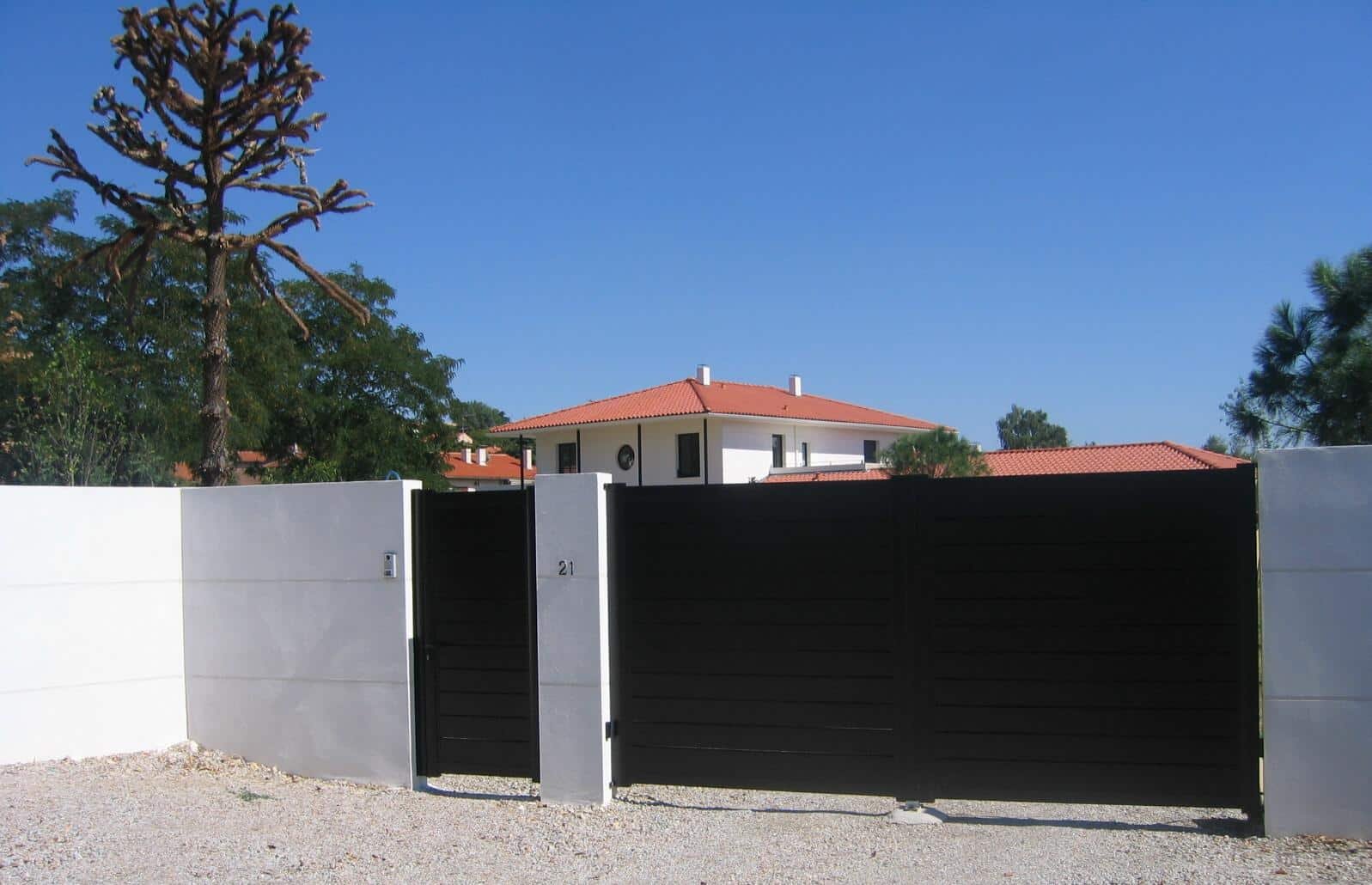 Harmonisez votre entrée avec un portail et un portillon sur-mesure