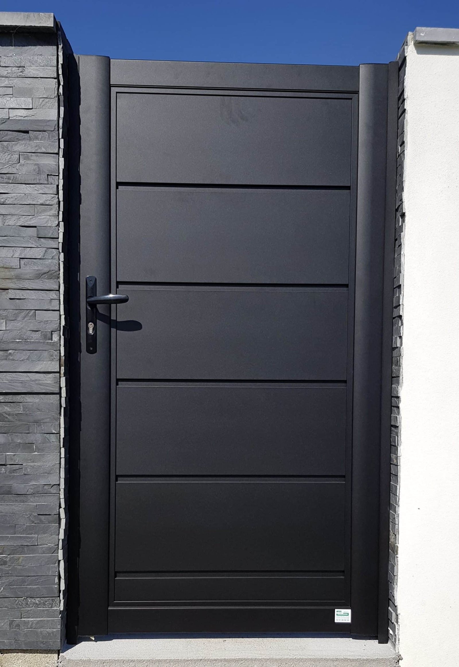 Harmonisez votre entrée avec un portail et un portillon sur-mesure